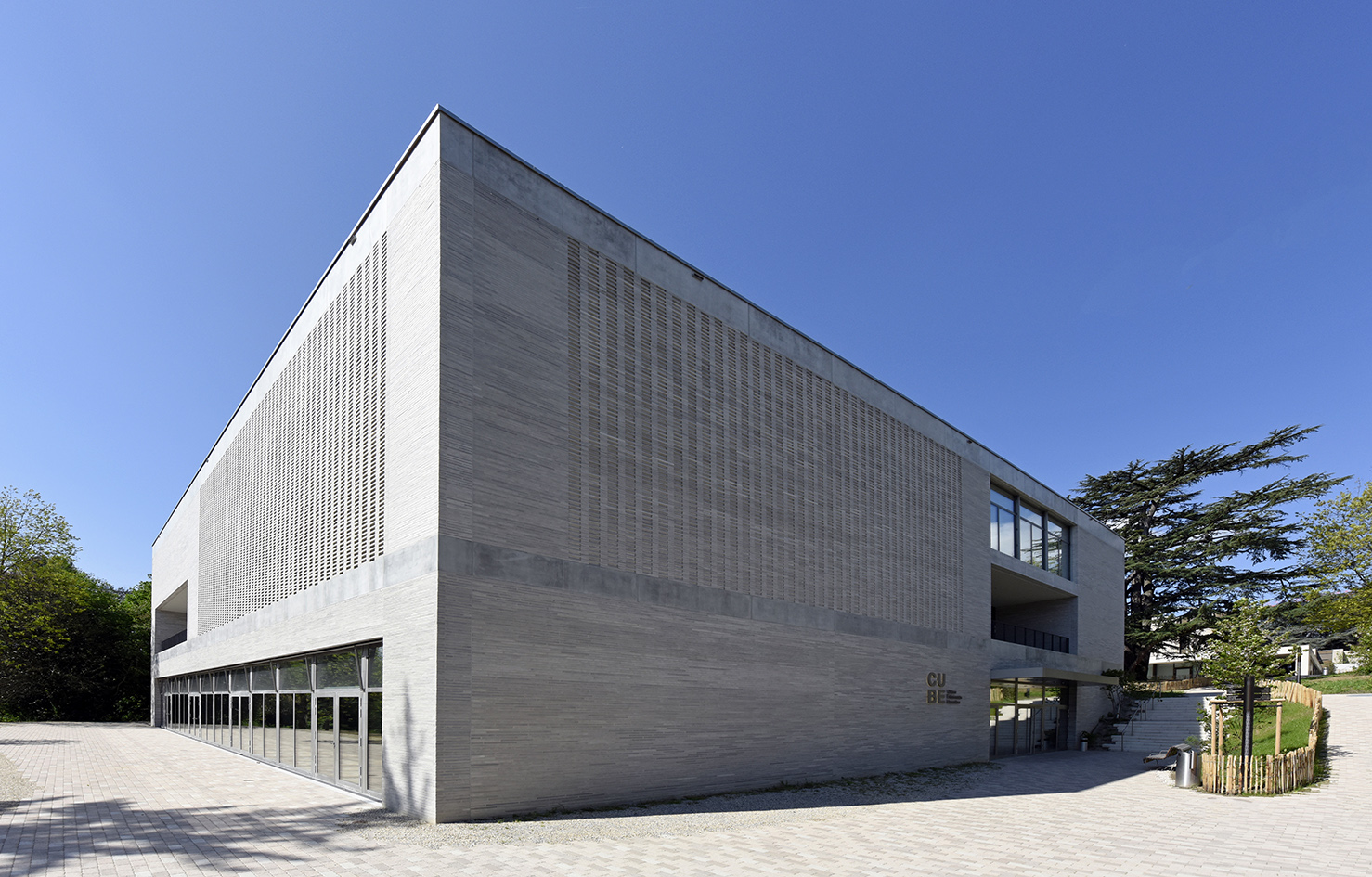 Un Cube élégant illumine le site de Beausobre en mutation - ARCHITECTES ...